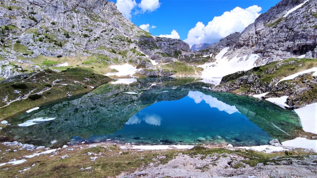 Trekking al Lago Coldai: Dalle Pareti Rocciose alle Acque Smeraldine ...