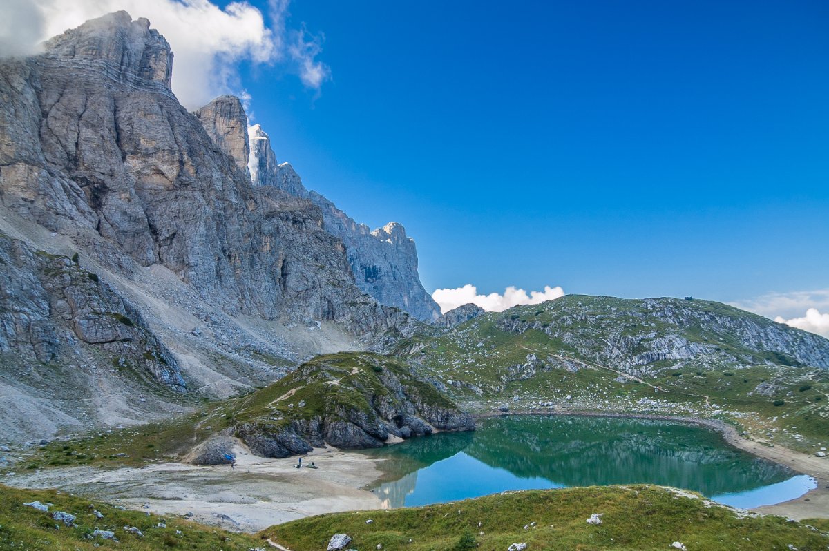 Trekking al Lago Coldai: Dalle Pareti Rocciose alle Acque Smeraldine ...
