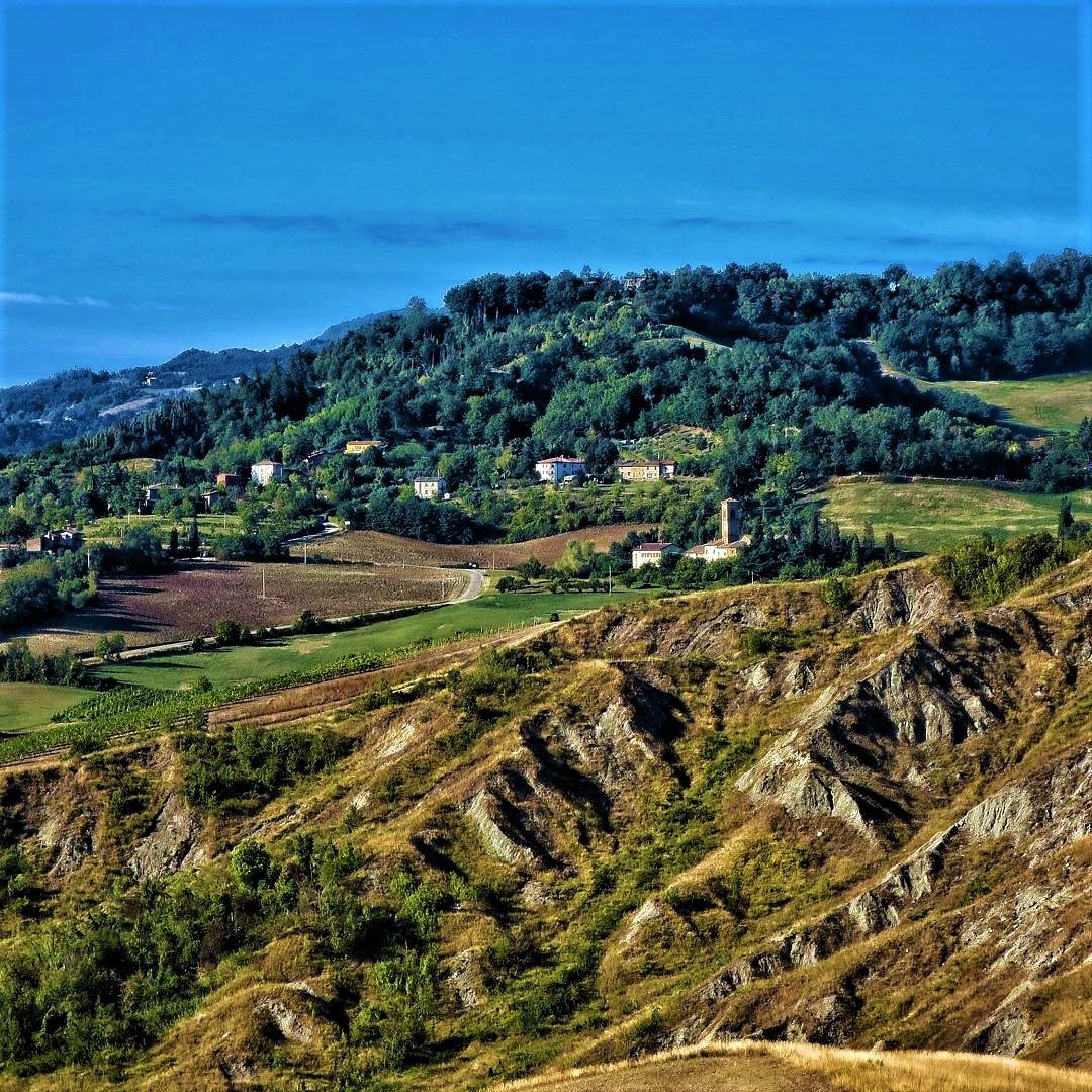 Il Crinale di Montemaggiore: Un Percorso tra Calanchi e Vigneti | Meeters