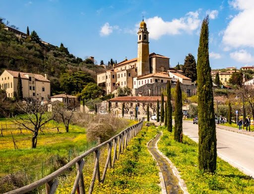 Arquà Petrarca: Un Tour tra Bellezza, Fascino e Poesia | Meeters