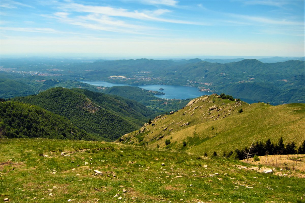 Trekking al Monte Mottarone: i sorprendenti panorami tra i due Laghi ...