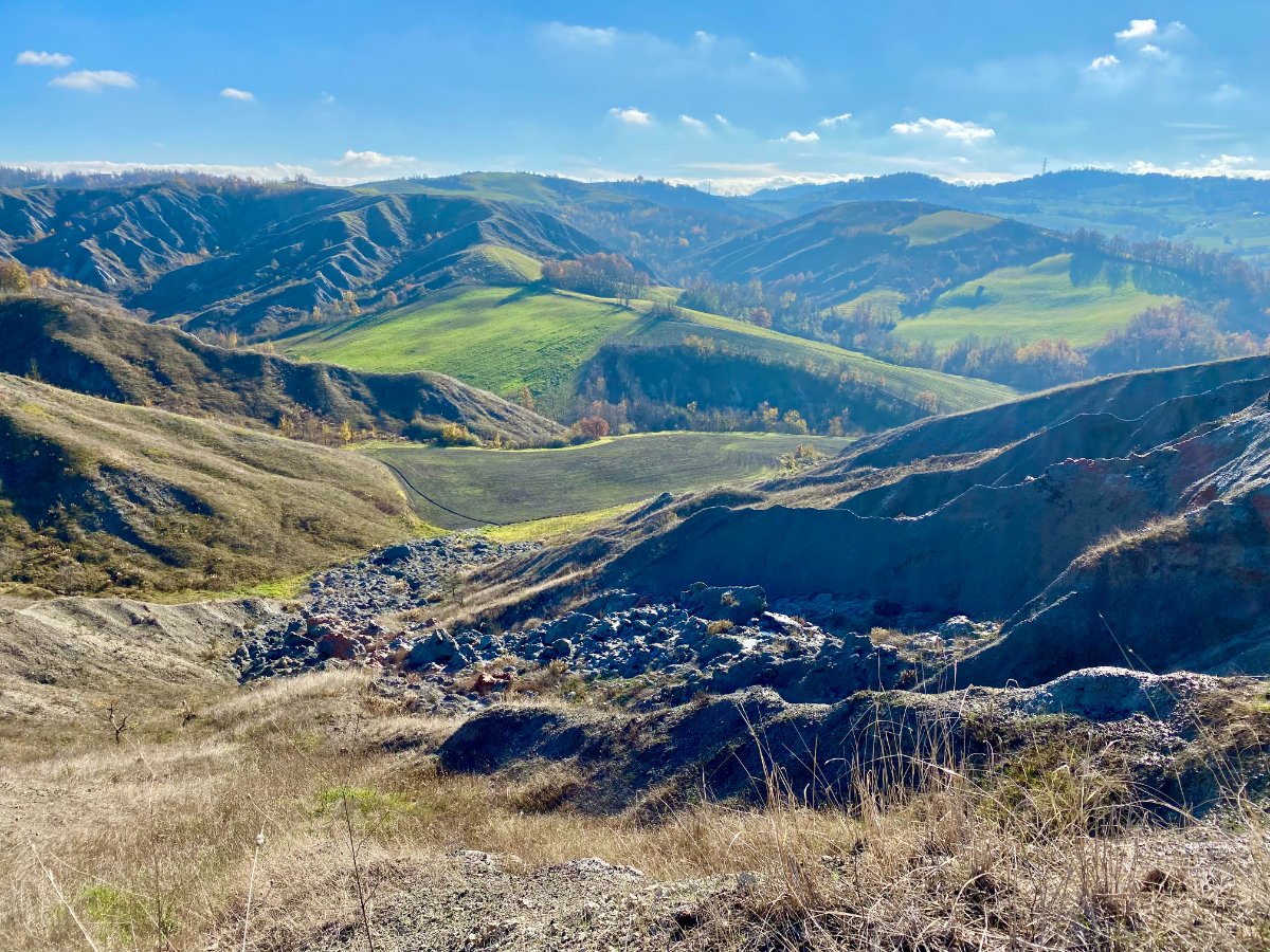 Trekking con degustazione sui colli parmensi: tra calanchi e Barboj ...